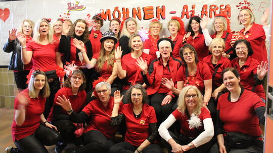 Bildergalerie Karneval 2026: Möhnen feiern den Schwerdonnerstag im ...