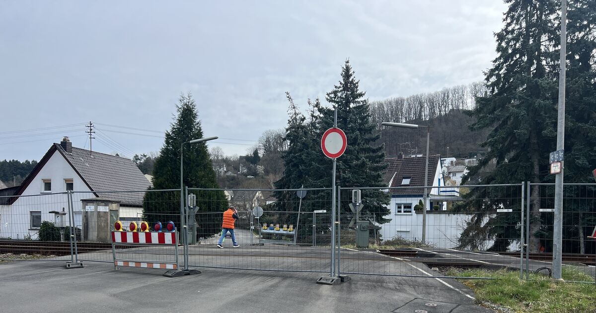 Vor Einem Bahnubergang Steht Vor Einer