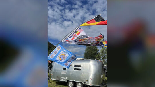 37 Fahrzeuge auf Campinginsel: Airstreams in Treis: Aluminium-Glanz ...