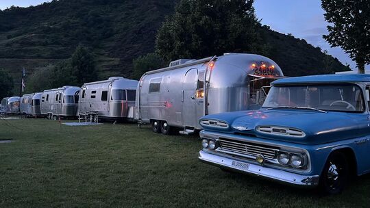 37 Fahrzeuge auf Campinginsel: Airstreams in Treis: Aluminium-Glanz ...