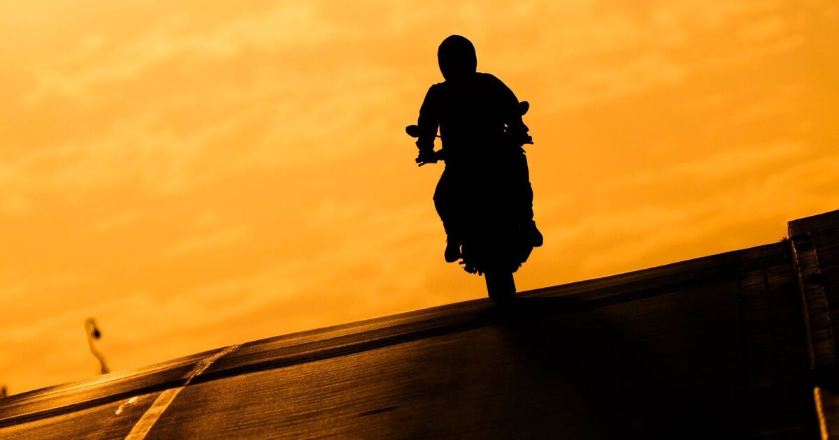 Auf Motorrad: Verurteilter Mörder flieht bei begleitetem Freigang ...