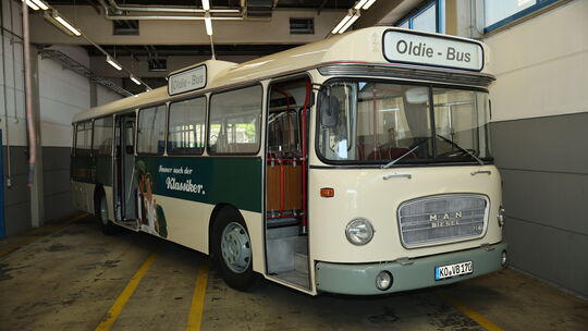 Kultfahrzeug ist zurück: Jetzt fährt der Oldie-Bus wieder durch Koblenz ...