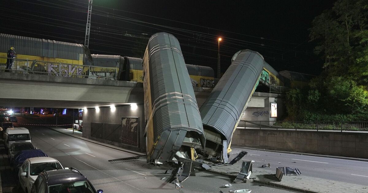 Notfälle: Zwei Güterzug-Waggons stürzen in München von Brücke ...
