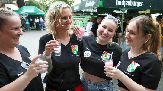 Volksfest mit Tradition: Spießbraten und Musik locken viele Gäste nach ...